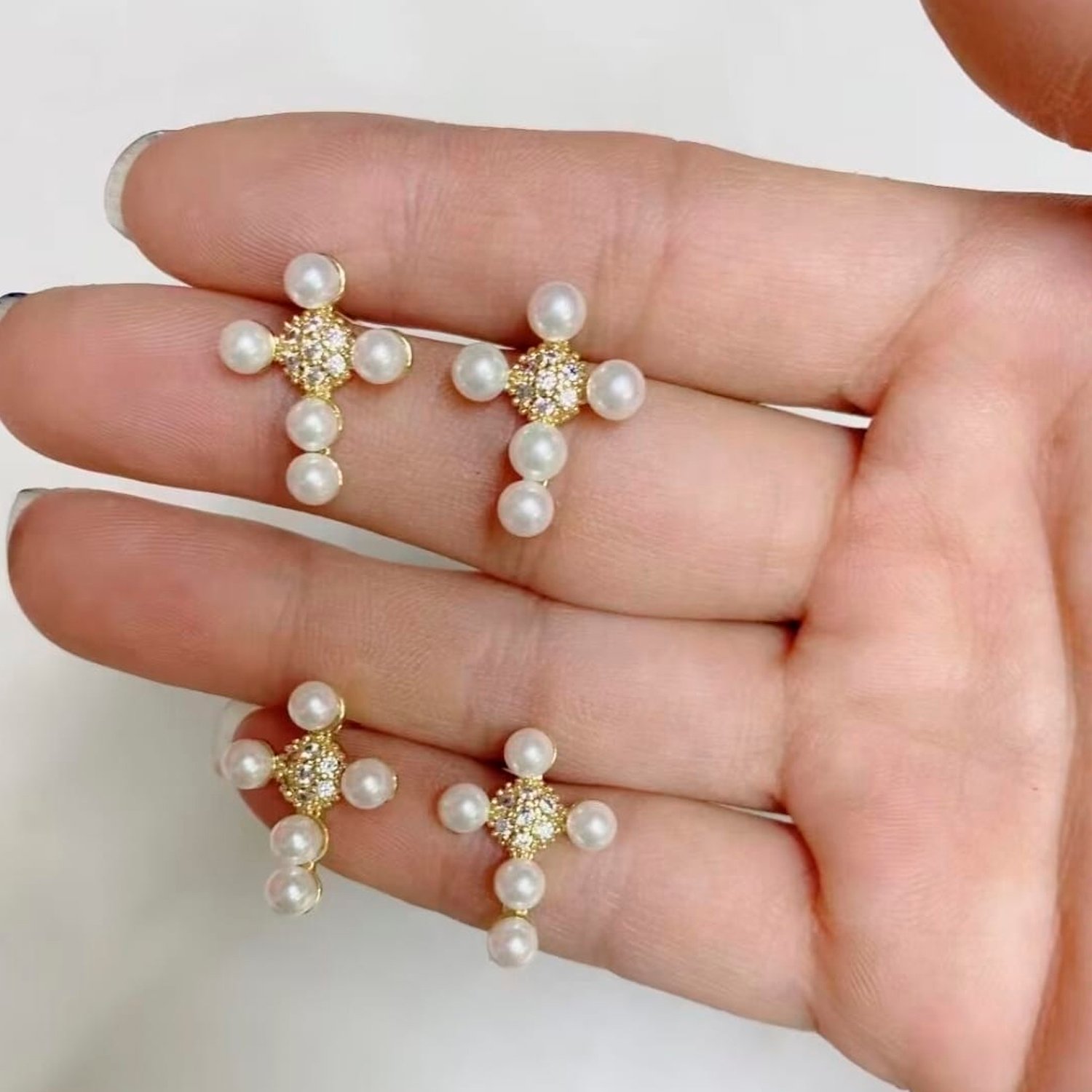 Aritos de cruz con perlas en brass (baño de oro) con circonias – DASSIR ...